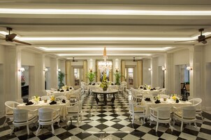 Pequenos-almoços, almoços, jantares servidos, cozinha internacional