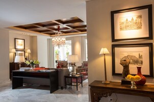 Televisor de ecrã plano de 41 polegadas com canais por cabo