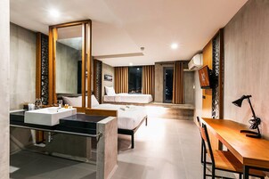 Deluxe Triple Room | Escrivaninha, Wi-Fi de cortesia, roupa de cama