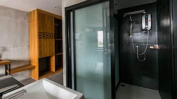 Chuveiro, toalhas de banho, sabonete, shampoo