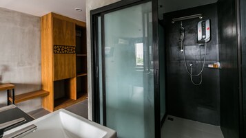 Chuveiro, toalhas de banho, sabonete, shampoo