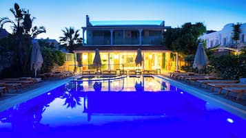 Piscina externa sazonal, guarda-sóis, espreguiçadeiras