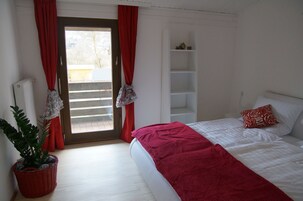 Suite Deluxe, 2 quartos, varanda | Roupa de alta qualidade, secretária, ferro/tábua de engomar 