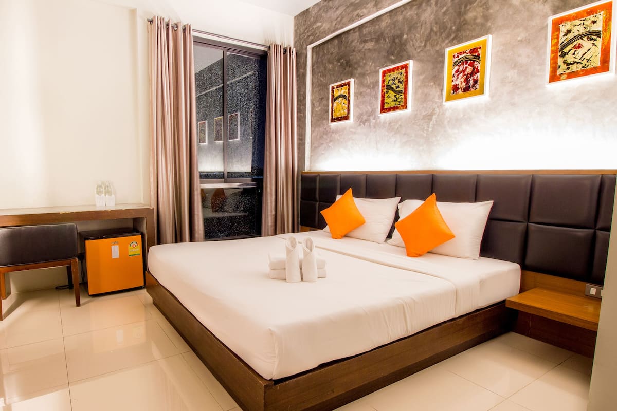 Deluxe Premier | Cortinas blackout, Wi-Fi de cortesia, roupa de cama