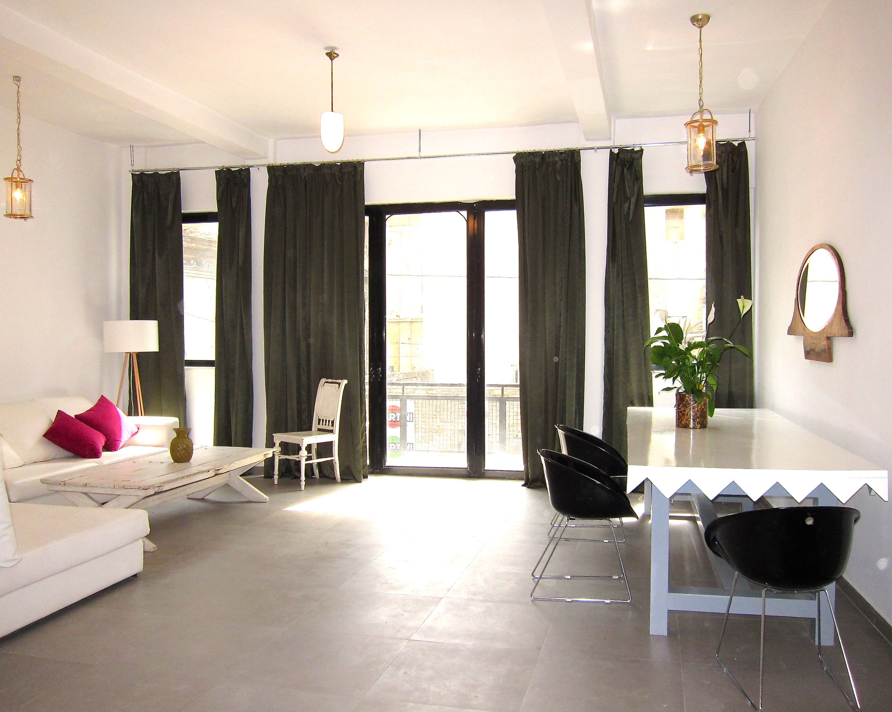 Two-Bedroom Apartment with Balcony | Sala de estar | TV de tela plana