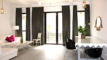 Two-Bedroom Apartment with Balcony | Sala de estar | TV de tela plana
