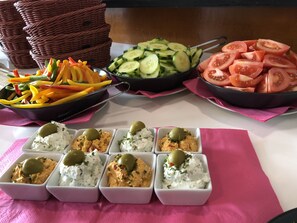 Pequeno-almoço tipo buffet diário mediante uma taxa