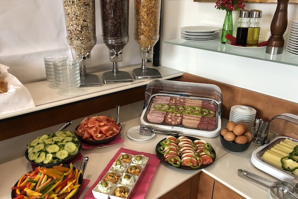 Pequeno-almoço tipo buffet diário (15 EUR por pessoa)