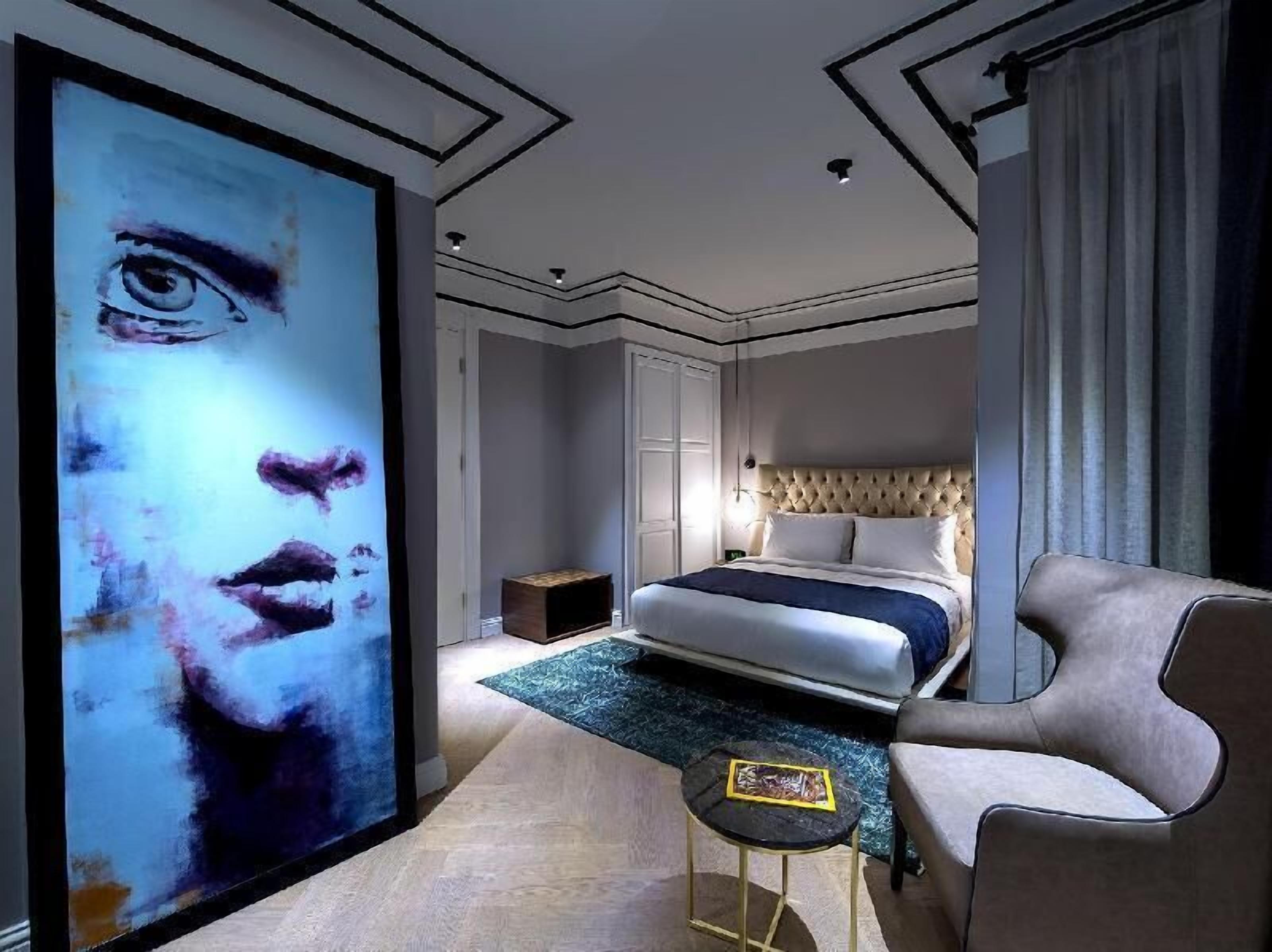 Roupa de alta qualidade, minibar, cofre no quarto 