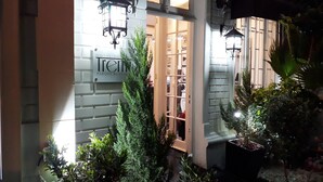 Entrada de hotel com uma placa indicando "Hotel-Boulevard Trento".