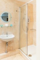 Quarto casal família, quartos conectados | Banheiro | Chuveiro, secador de cabelo (mediante solicitação), toalhas de banho 