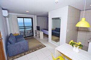 Minibar, cofre no quarto, secretária, cortinas/cortinados opacos 