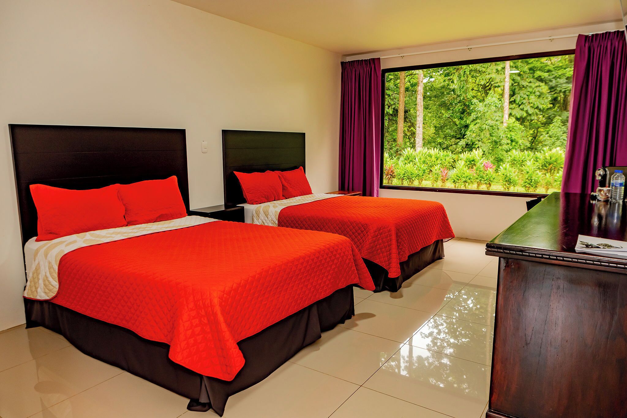 Quarto Deluxe, 1 quarto, acessível, vista para o rio | Secretária, Wi-fi grátis 