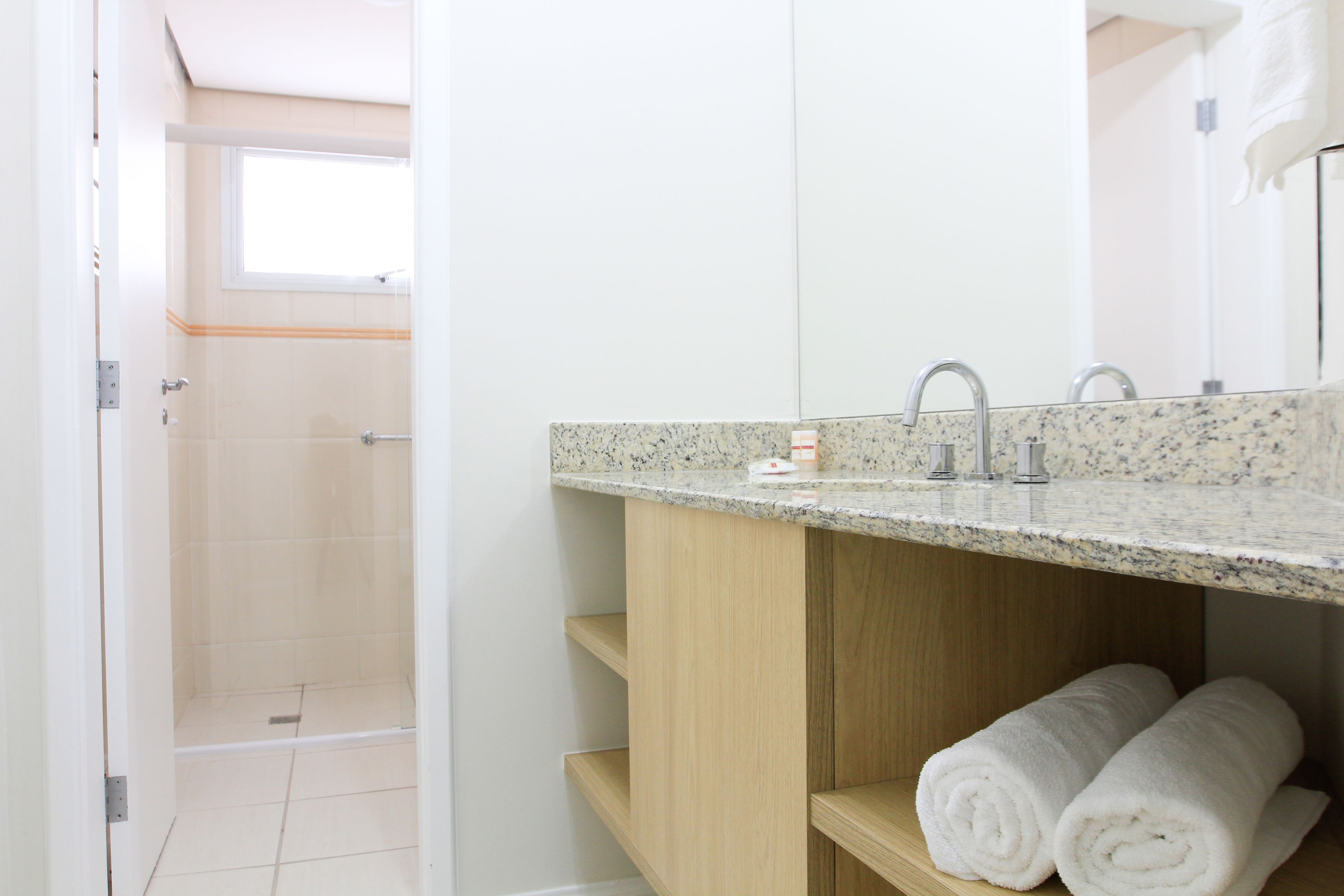 Minibar, cofre no quarto, com decoração personalizada, secretária 