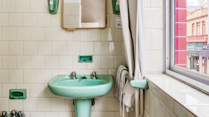Quarto Individual | Casa de banho | Um polibã, artigos de higiene pessoal grátis 