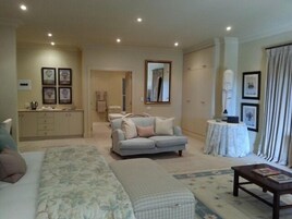 Suíte superluxo, varanda | 1 quarto, roupas de cama premium, escrivaninha, quartos à prova de som