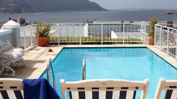 Piscina externa, guarda-sóis, espreguiçadeiras