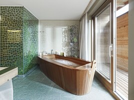 Suite Deluxe, vista para a montanha | Casa de banho | Um secador de cabelo, roupões, chinelos, um bidé