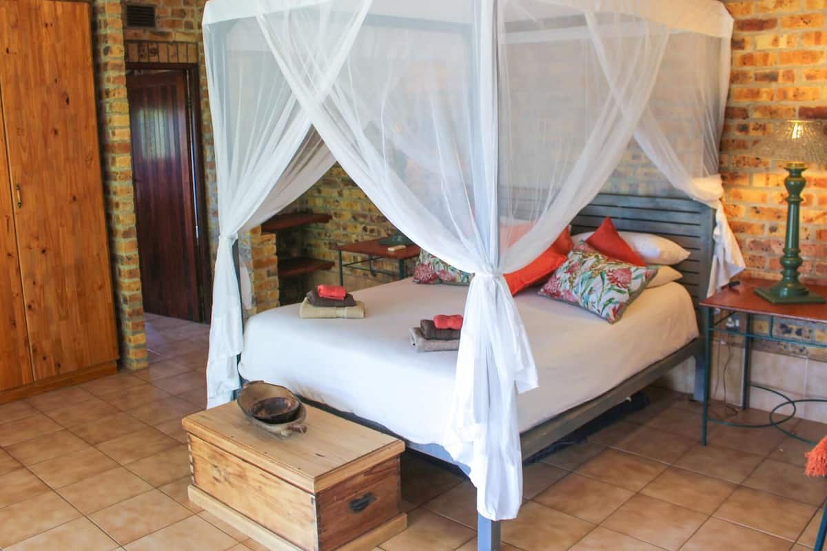 Chalé básico | Frigobar, cofres nos quartos, individualmente decorados