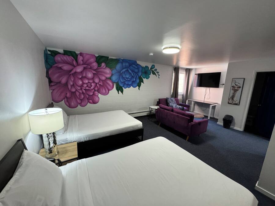 Quarto, 2 camas Queen, para não fumantes | Área de estar | TV de tela plana 55 polegadas com canais digitais, TV, Netflix