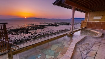 Artigos de higiene pessoal grátis, um secador de cabelo, chinelos