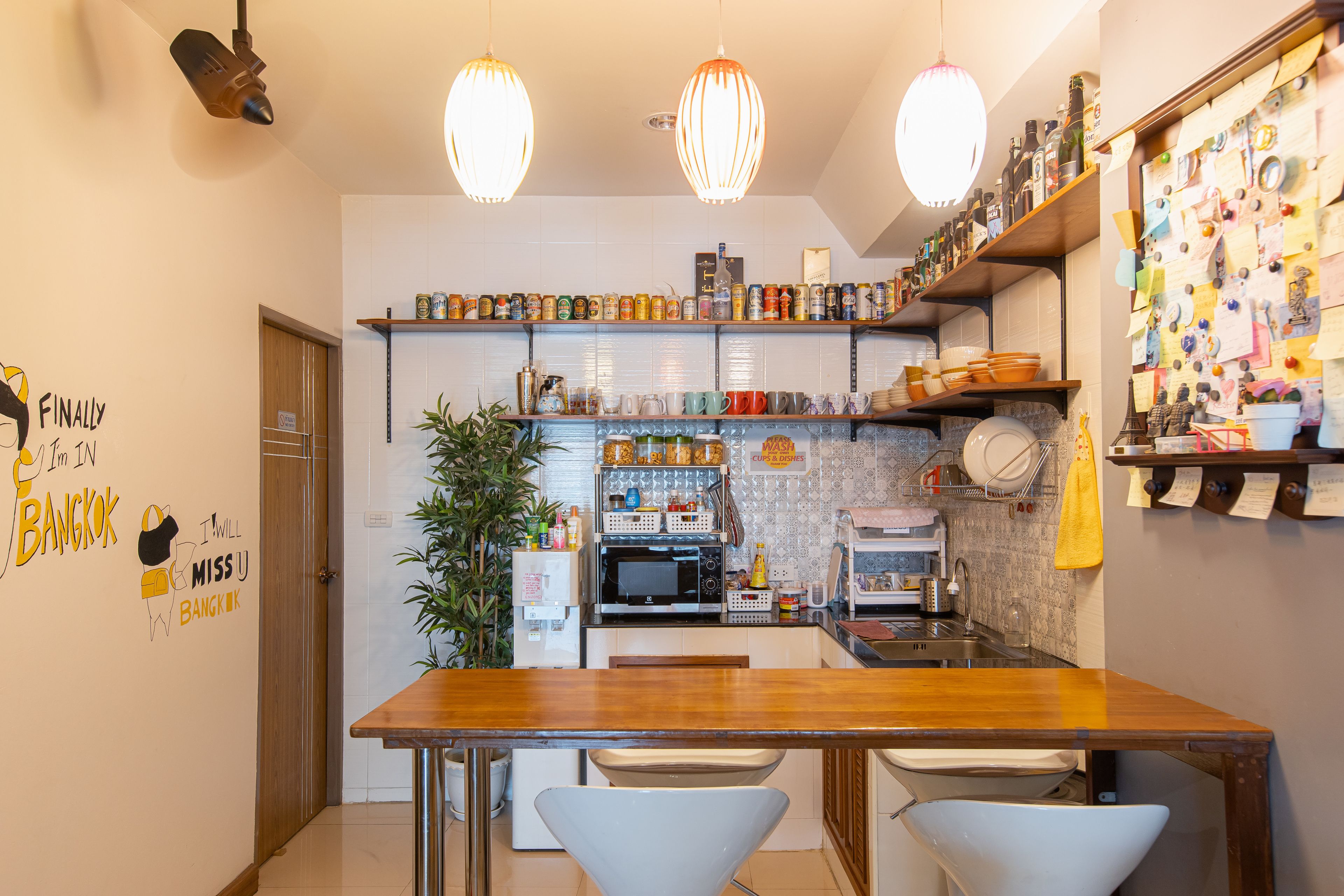 Um frigorífico/congelador grande, um micro-ondas, utensílios de cozinha 