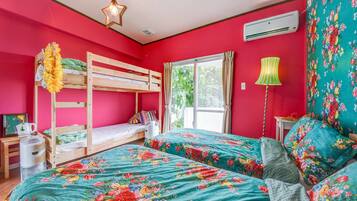Quarto com duas camas, incluindo uma cama beliche, janela com cortinas, luminária de chão e ar-condicionado.