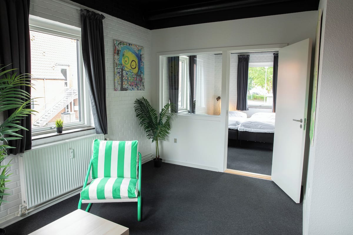 Quarto luxo (Linen Excluded) | Cortinas blackout, ferros/tábuas de passar roupa, Wi-Fi de cortesia