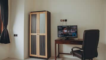 Suite, 1 cama queen-size | Secretária, Wi-fi grátis, roupa de cama fornecida