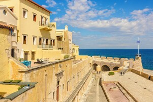 Quarto Duplo Superior, 1 cama king-size, vista para o mar ( 2nd floor) | Cofre no quarto, com decoração personalizada, ferro/tábua de engomar 