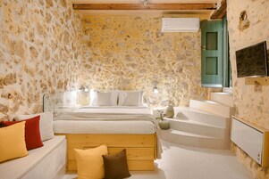 Suite | Cofre no quarto, com decoração personalizada, ferro/tábua de engomar 