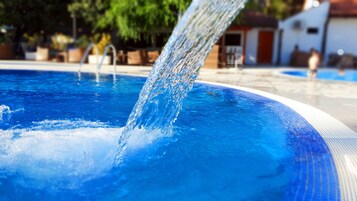 Piscina exterior, guarda-sóis, espreguiçadeiras 