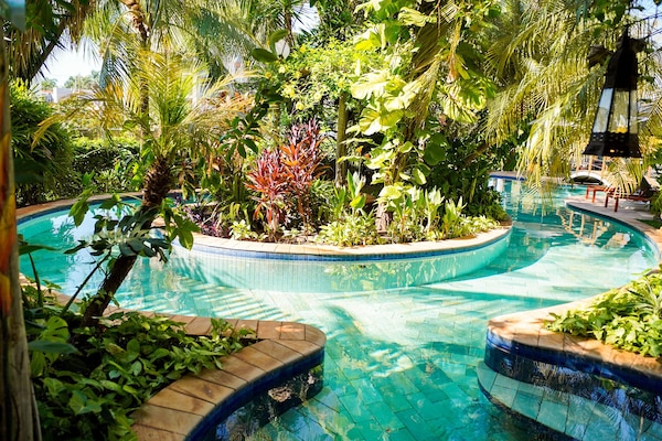 3 piscinas externas, barracas de cortesia, guarda-sóis