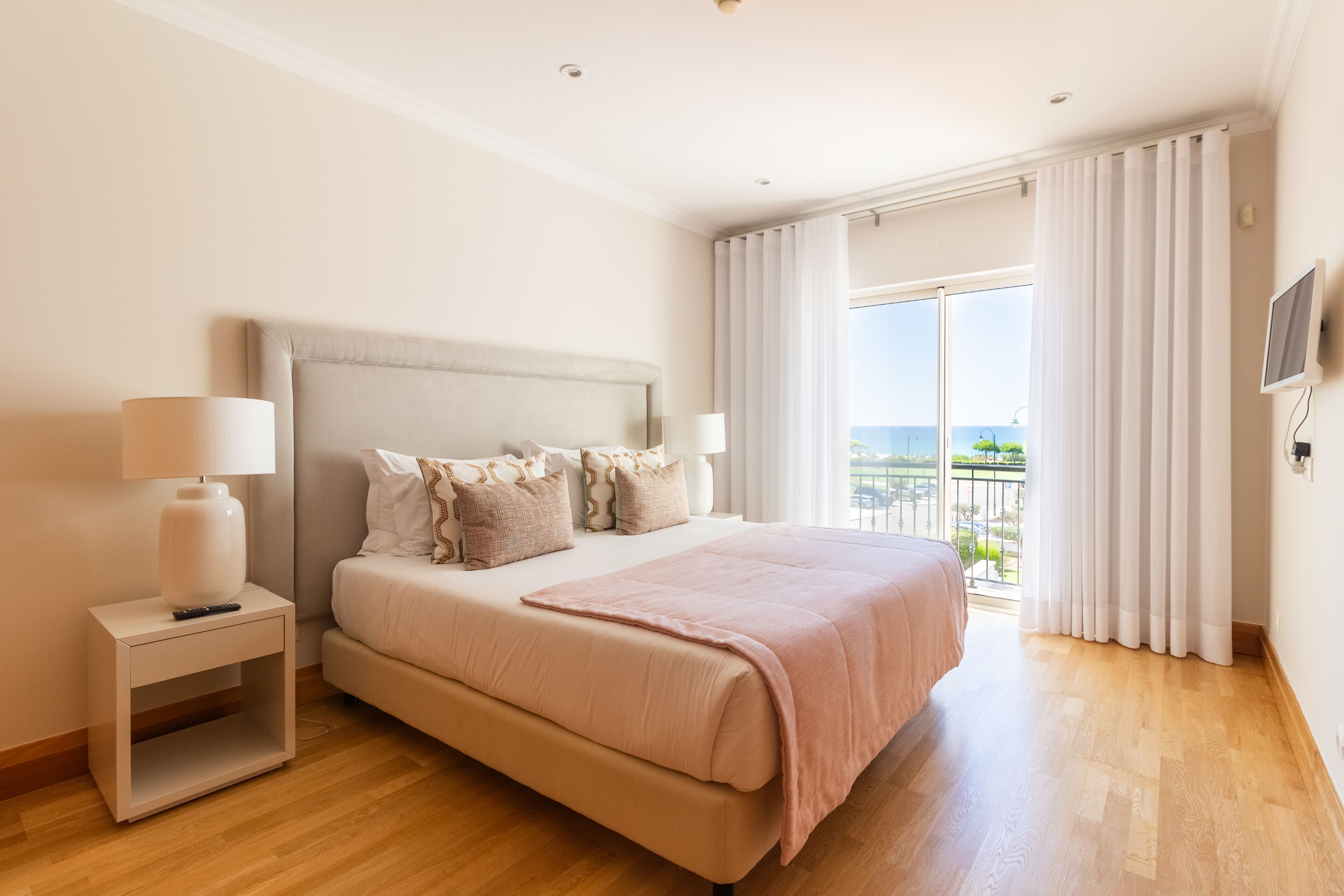 Apartamento, 3 quartos, banheira de hidromassagem, vista parcial para o oceano (First floor) | Roupa hipoalergénica, cofre no quarto, cortinas/cortinados opacos 