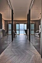 Suite Panorâmica, vista para o lago | Cofre no quarto, secretária, Wi-fi grátis, roupa de cama fornecida 