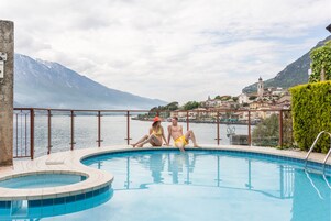 Piscina externa, guarda-sóis, espreguiçadeiras