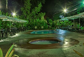 Piscina exterior, espreguiçadeiras 