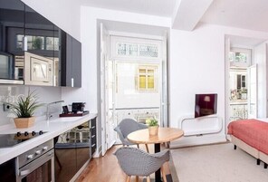 Um frigorífico, um micro-ondas, um forno, uma placa de cozinha 