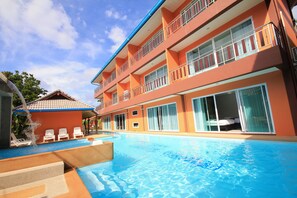 Piscina externa, espreguiçadeiras