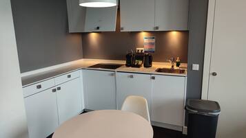Apartamento Standard, 1 quarto | Cozinha privada | Um frigorífico, um micro-ondas, uma máquina de café expresso