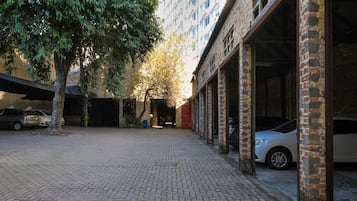 Estacionamento sem assistência (pago) (BRL 15.00 por dia)