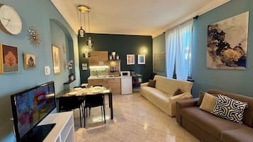 Apartamento Deluxe, 1 quarto, kitchenette | Sala de estar | TV de ecrã plano