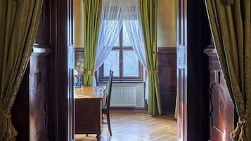 Apartamento de Luxo | 1 quarto, secretária, roupa de cama fornecida