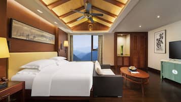 Suíte luxo, 1 cama King | Frigobar, cofres nos quartos, cortinas blackout