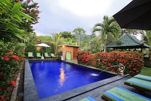 Piscina externa, guarda-sóis, espreguiçadeiras