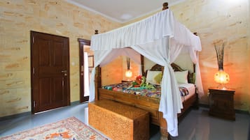 Bangalô luxo, 1 cama de casal, vista para o jardim | Escrivaninha, Wi-Fi de cortesia, roupa de cama