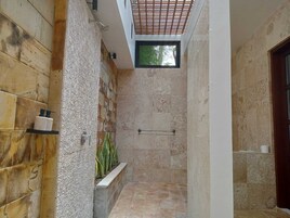 Villa, 2 quartos, piscina privativa | Casa de banho | Um polibã, artigos de higiene pessoal grátis, toalhas fornecidas 