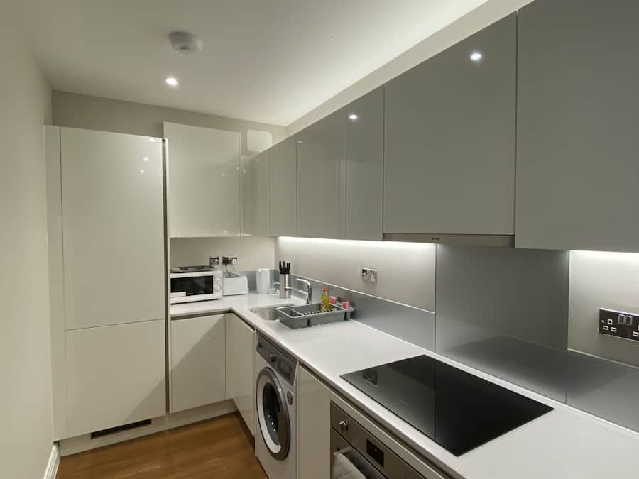 Um frigorífico/congelador grande, um micro-ondas, um forno