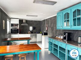 Frigobar, micro-ondas, fogão, cooktop