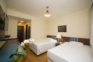 Quarto duplo luxo, 2 camas de solteiro | Frigobar, escrivaninha, cortinas blackout, quartos à prova de som